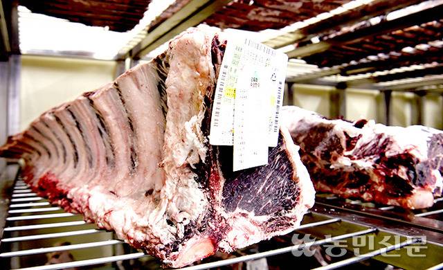 맛대맛 생고기째로 공기에 노출 풍미 최고로” 진공포장해 물속에 풍덩 육즙 그대로”