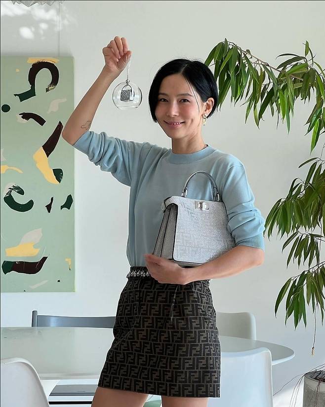 김나영 홀리데이 분위기 물씬”나는 스퀘어 펌프스 힐미니스커트 코디 스타와 패션