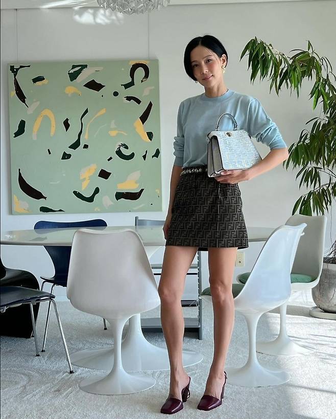 김나영 홀리데이 분위기 물씬”나는 스퀘어 펌프스 힐미니스커트 코디 스타와 패션