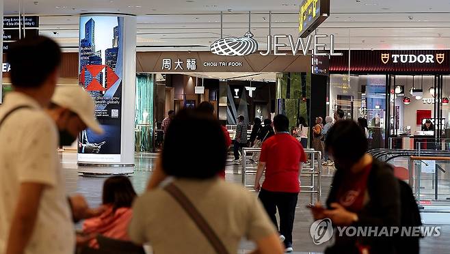 싱가포르 창이국제공항 쥬얼창이 연결통로 걷는 관광객들