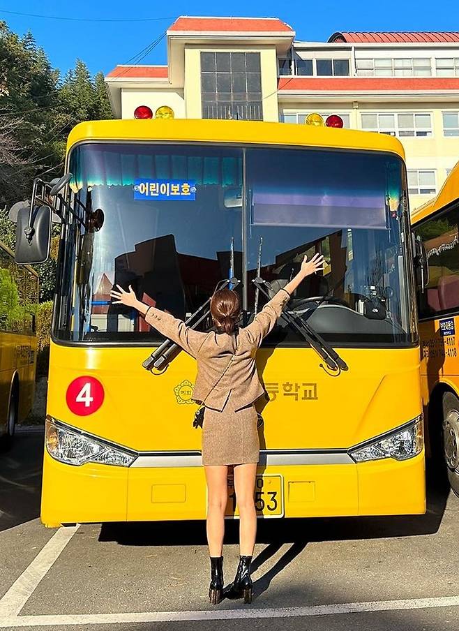 임수향 결혼식 뒷풀이 초등 친구까지 챙긴 의리녀의 슈트 하객룩 패션엔
