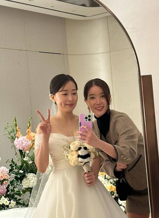 임수향 결혼식 뒷풀이 초등 친구까지 챙긴 의리녀의 슈트 하객룩 패션엔