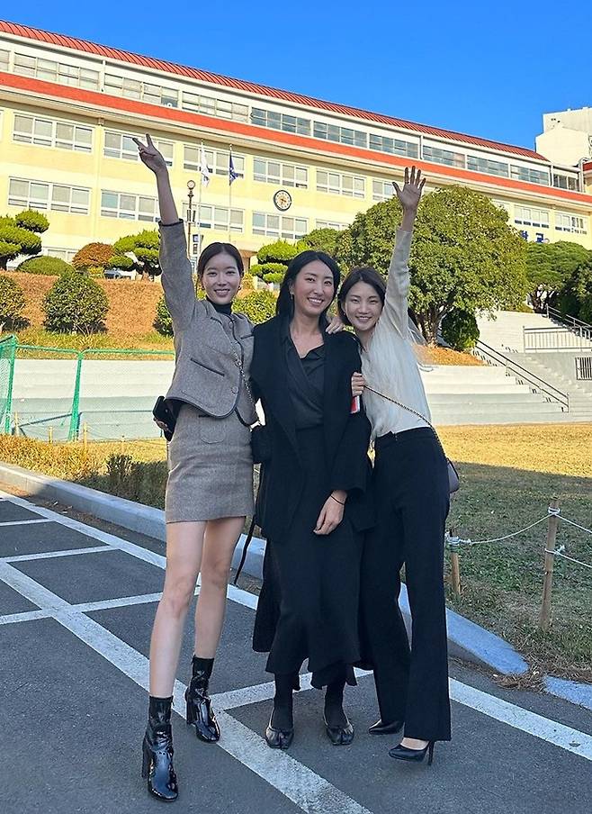 임수향 결혼식 뒷풀이 초등 친구까지 챙긴 의리녀의 슈트 하객룩 패션엔