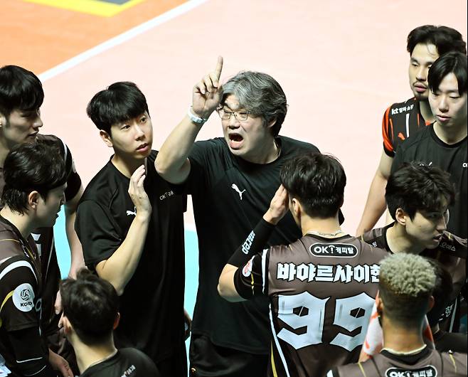 [IS 장충] '제공권 완벽 장악' 오기노 감독 "코스 파악→미팅·훈련 성과"...신영철 감독 "내가 부족한 탓"