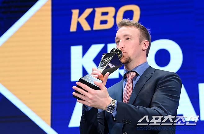 [포토] 페디의 MVP 트로피 키스