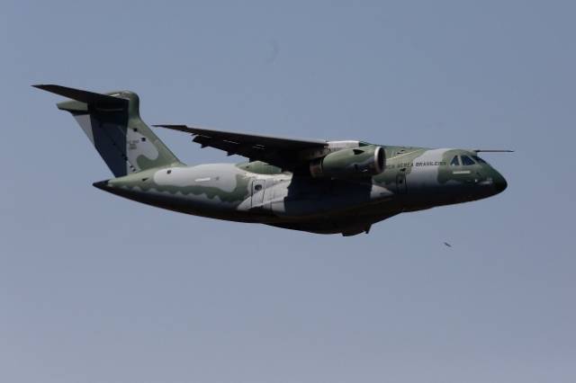 軍 ‘대형수송기 차기 기종은···브라질 ‘c 390·美 ‘c 130j 30·유럽 ‘a400m 3파전 이현호 기자의 밀리터리톡