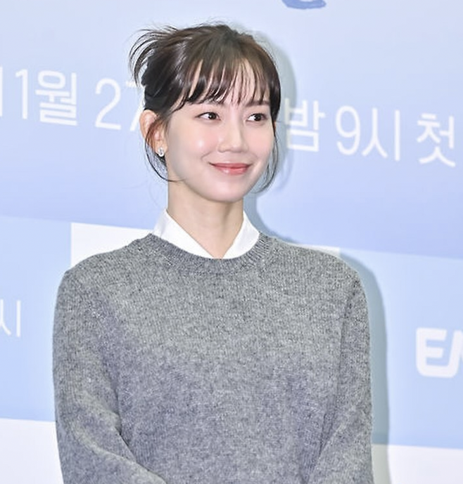 신현빈 자수 미니스커트 입고 상큼한 인사 라이프업