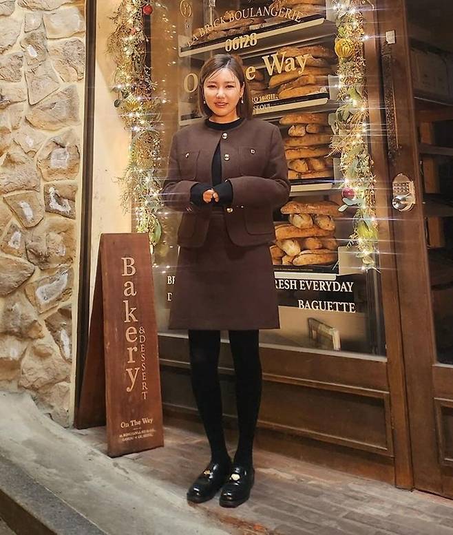 트롯 여신 송가인 오늘은 단아한 며느리룩 팬들도 반한 스커트 슈트룩 패션엔