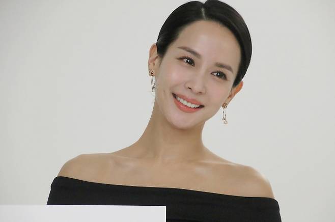 조여정 정갈한 73 가르마가 찰떡엘레강스한 드레스 자태