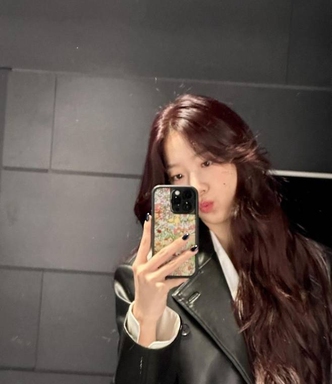 카즈하 블랙 가죽 롱 코트로 청초한 시크미 완성 스타와 패션