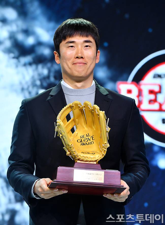 St포토 두산 허경민 2023 리얼글러브 3루수 부문 수상