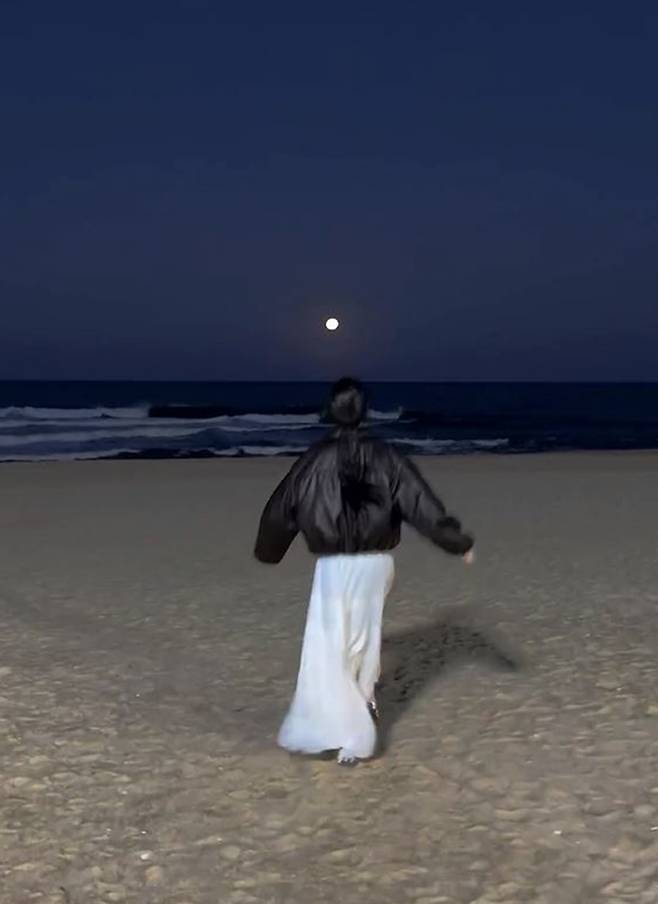 에스파 카리나 너무 로맨틱 하늘하늘 롱 스커트 가죽 재킷 겨울 바다 여행룩 패션엔
