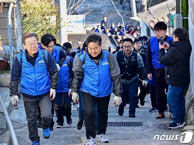 이재명 대표 취약계층을 위한 연탄나눔 봉사활동