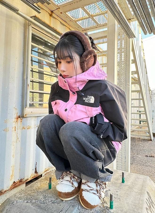권은비 귀마개와 핑크 바람막이 찰떡 보기만 해도 귀여운 데일리룩 패션엔