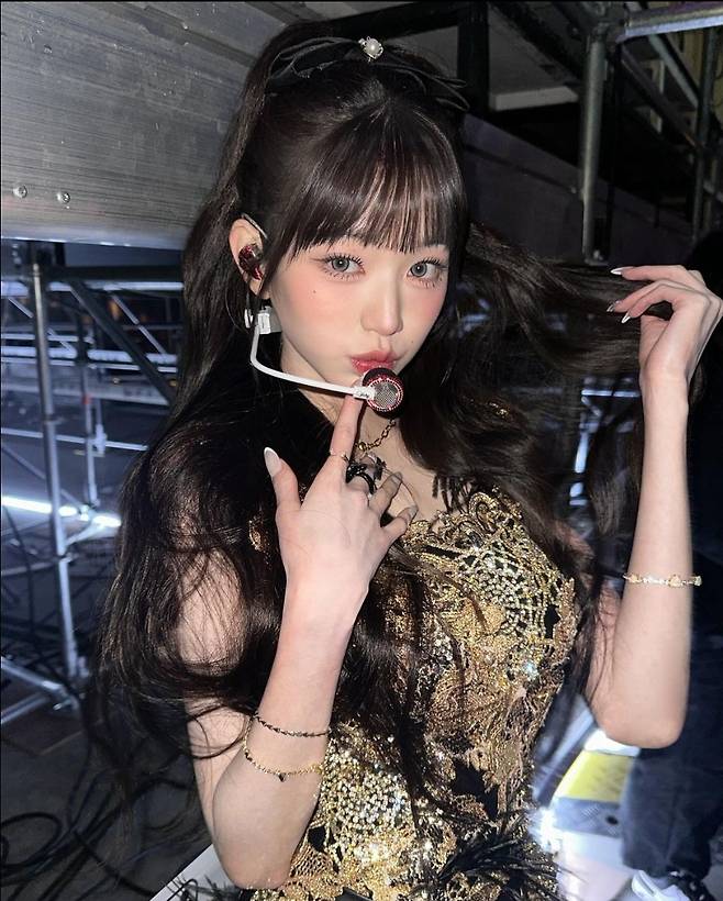 장원영 ‘황금 여왕 거미‘ 비즈로 화려하게 장식한 미니 드레스룩 스타와 패션