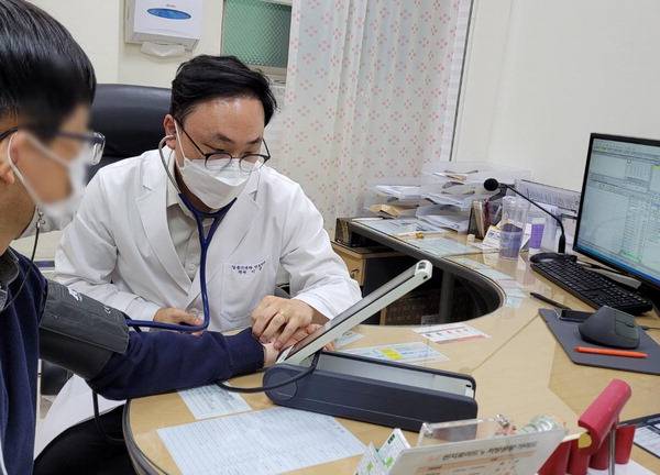 혈압 오르는 계절‘고혈압 속설 믿다가 뒷목 잡습니다