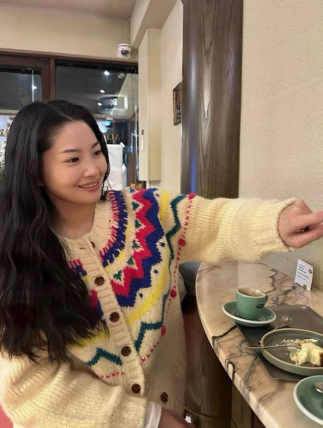 ‘전진 아내 류이서 할머니 니트도 러블리 친근미 넘치는 레트로 카디건룩 패션엔