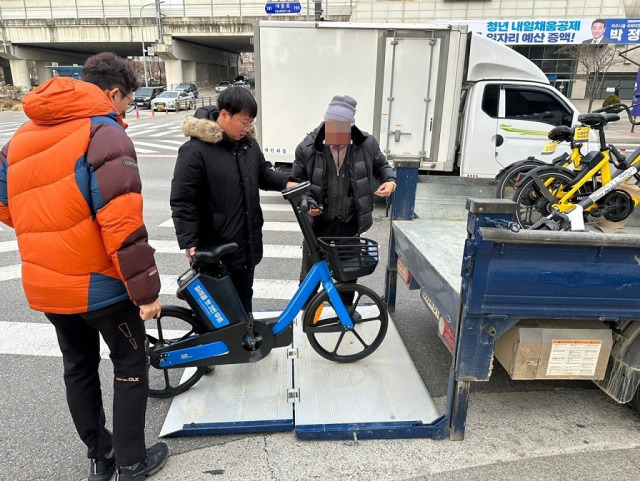무단 방치된 전동킥보드 단속 나선 파주시···과태료 15만원 부과