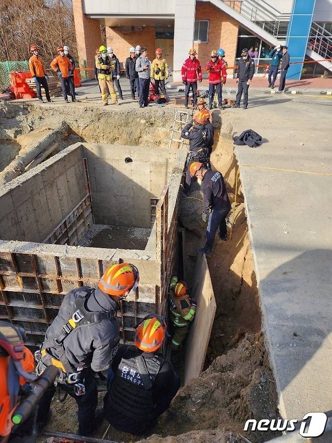 청주 공사현장서 50대 작업자 3m 깊이 흙더미 매몰1시간째 고립