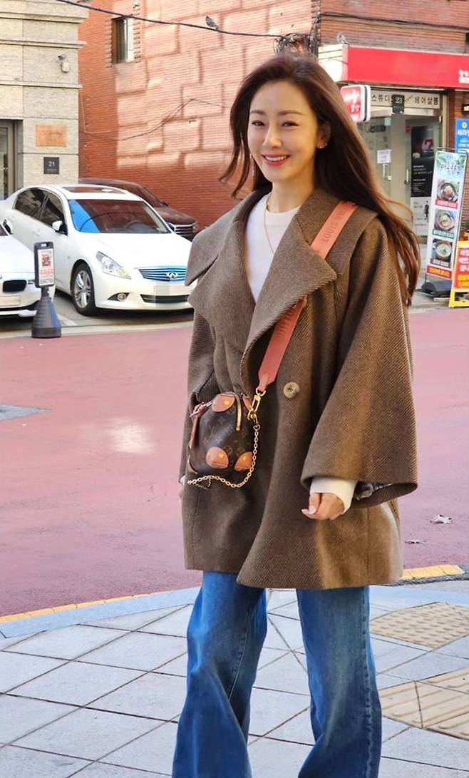 오나라 추위 잊은 외출 하프 코트 하나로 끝낸 씩씩한 루즈핏 데일리룩 패션엔