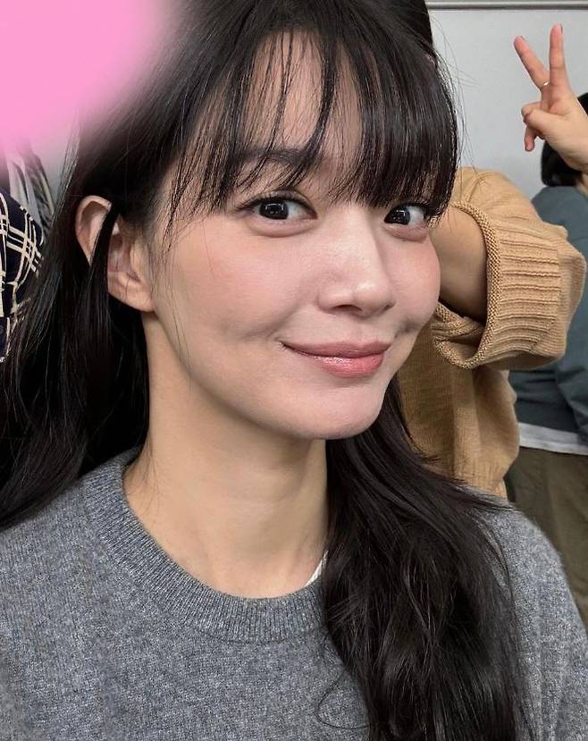 러블리의 의인화 신민아 앞머리 스타일링 헤어핏