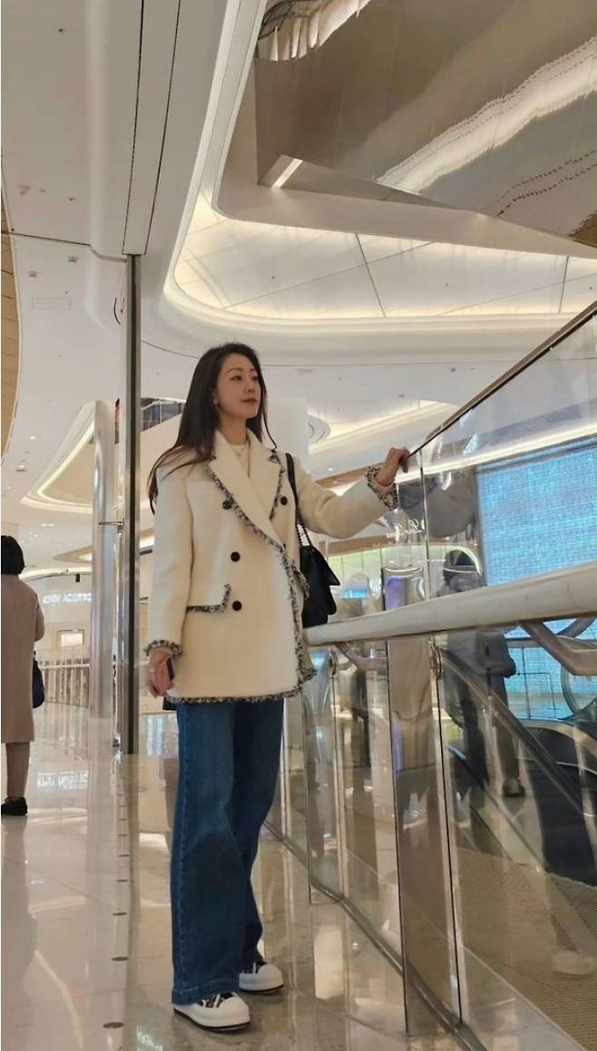 오나라 트위드재킷과 청바지 입고 연말 선물 쇼핑 나들이 스타와 패션