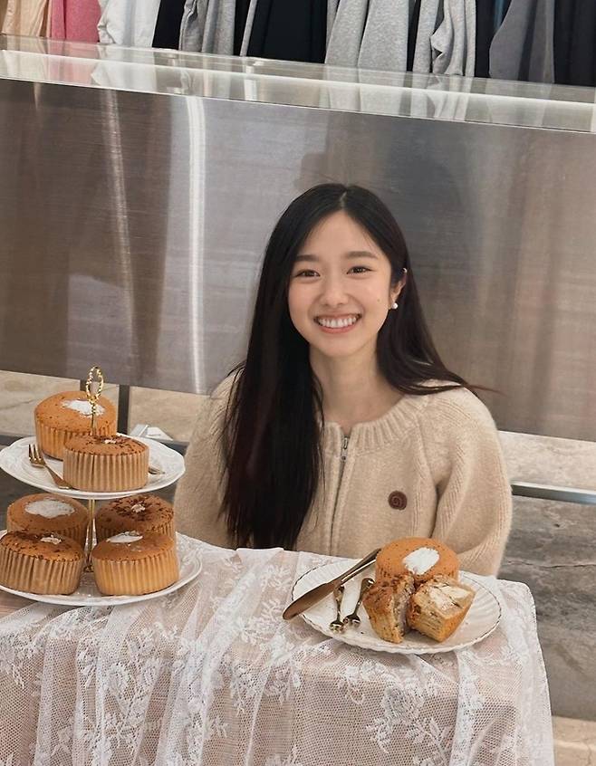 이혜성 아나 시스루 빵집 패션 러블리 시스루 샤스커트 나들이룩 패션엔