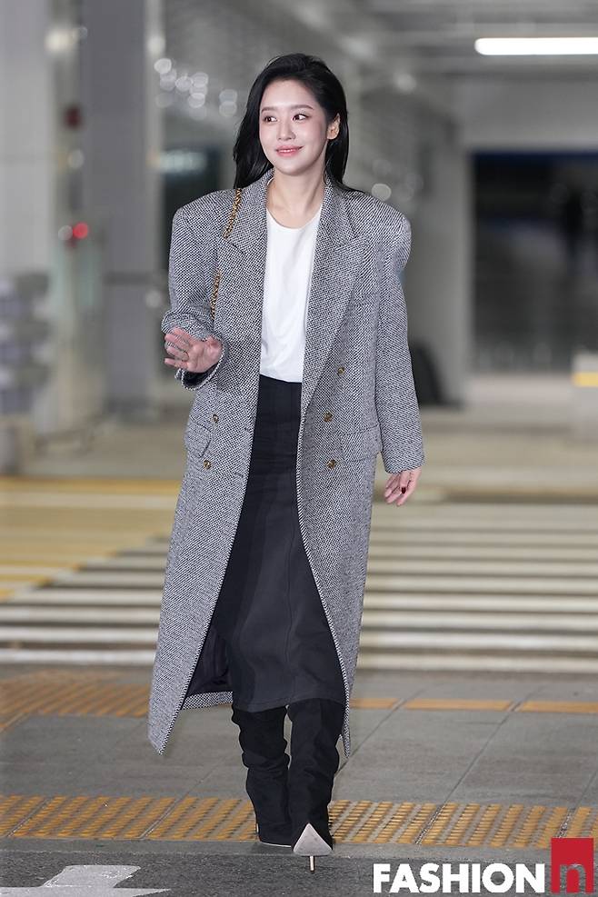 차주영 런웨이 같은 얼죽코 코트 자락 휘날리며 마닐라 출국 패션엔