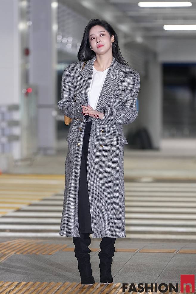 차주영 런웨이 같은 얼죽코 코트 자락 휘날리며 마닐라 출국 패션엔