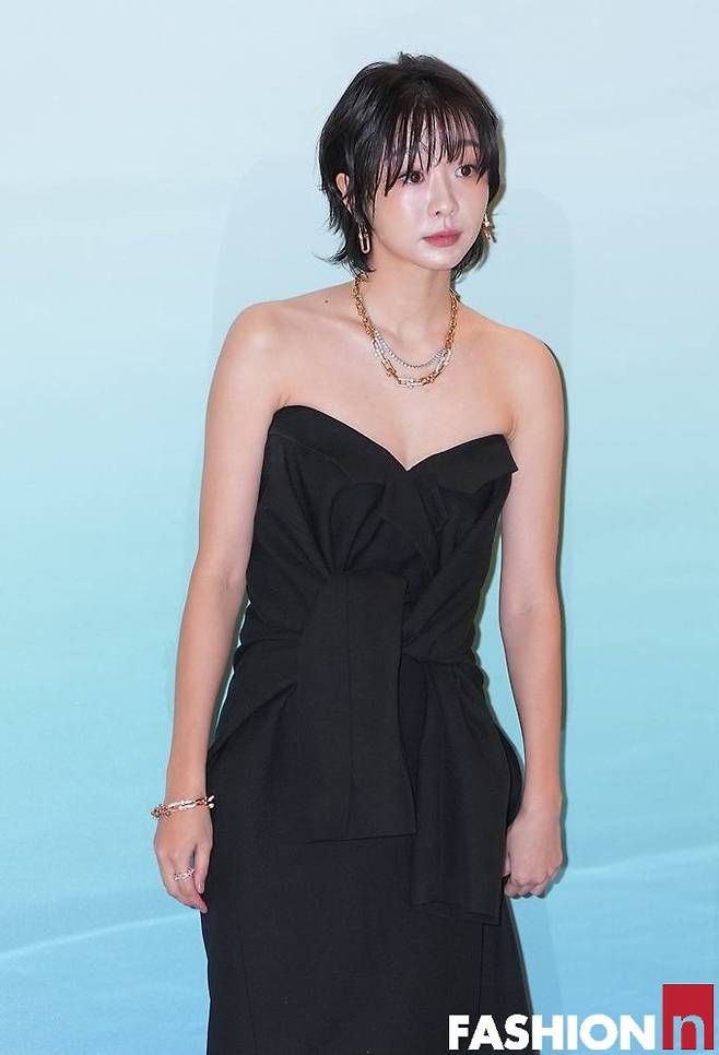김다미 보석이 주렁주렁 빛나는 오프숄더 블랙 드레스룩 패션엔