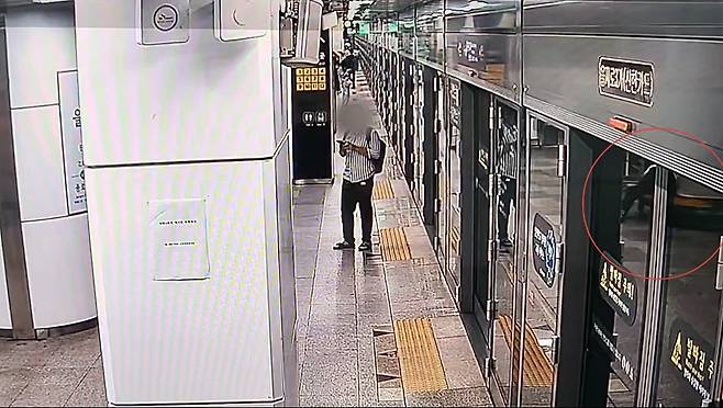 스크린도어에 비친 부축빼기잡고 보니 전과 7범에 검찰 수사 중