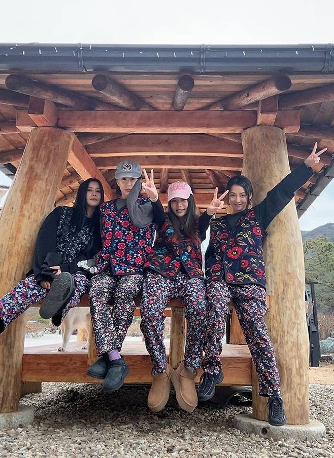 소녀시대 효연 꽃무늬 할머니 패션 한 겨울 제대로 굴욕없는 코티지코어룩 패션엔