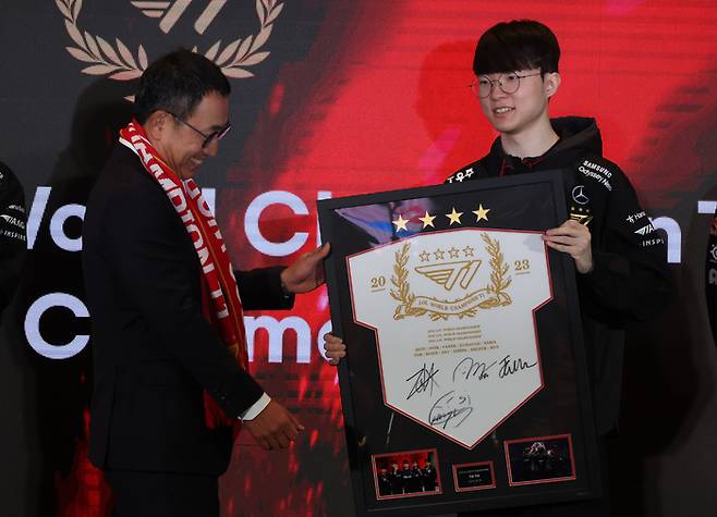 ‘롤 Goat 페이커가 떴다skt·sk스퀘어 T1 롤드컵 축승회 개최