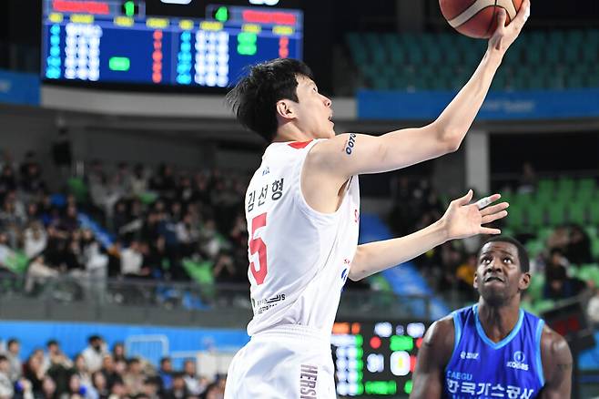 '플래시 썬' SK 김선형, 정규리그 7,300점 달성 … KBL 13번째 기록