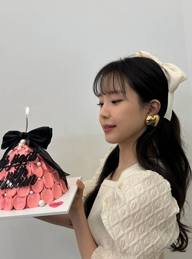 손나은 샤랄라 공주 벌룬 원피스에 헤어 리본 공주 핏 홀리데이룩 패션엔