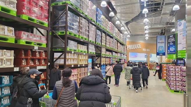 르포 경기남부 쇼핑1번지트레이더스 화서점 男고객 오픈런