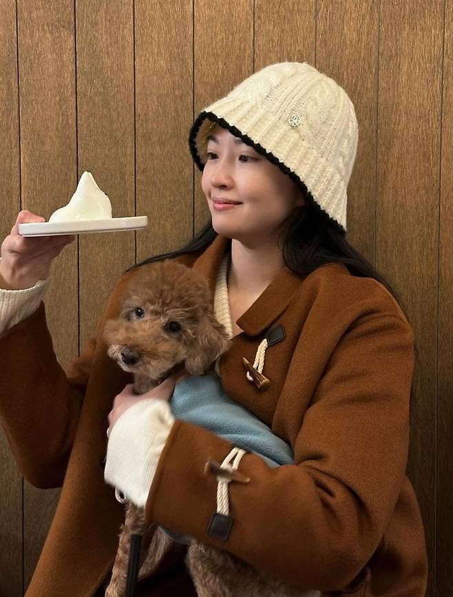 류이서 다시 꺼내 입는 더플 코트 더 어려진 긴머리 버킷햇 데일리룩 패션엔