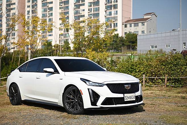 숨김 없는 677마력의 강렬함, 그리고 검은 날개 - 캐딜락 CT5-V 블랙윙[별별시승]
