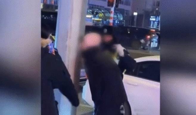 영상 궁금증이 죄한파 속 가로등에 혓바닥 달라붙은 中 남성
