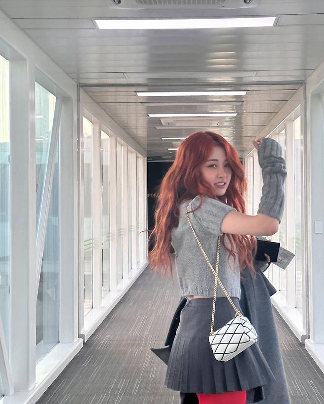 르세라핌 허윤진 빨강스타킹 돋보이는 공항패션 라이프 뉴세이