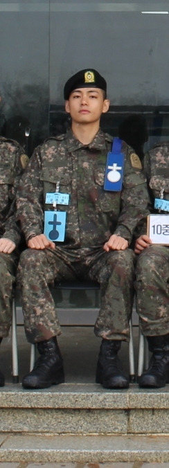 ‘수방사 입대 방탄소년단 뷔 훈련소 포착군복 입은 조각미남