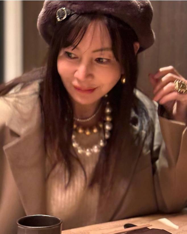 황신혜 생일파티겸 송년회 베레모 코트 스웨터 톤온톤 홀리데이 패션 스타와 패션