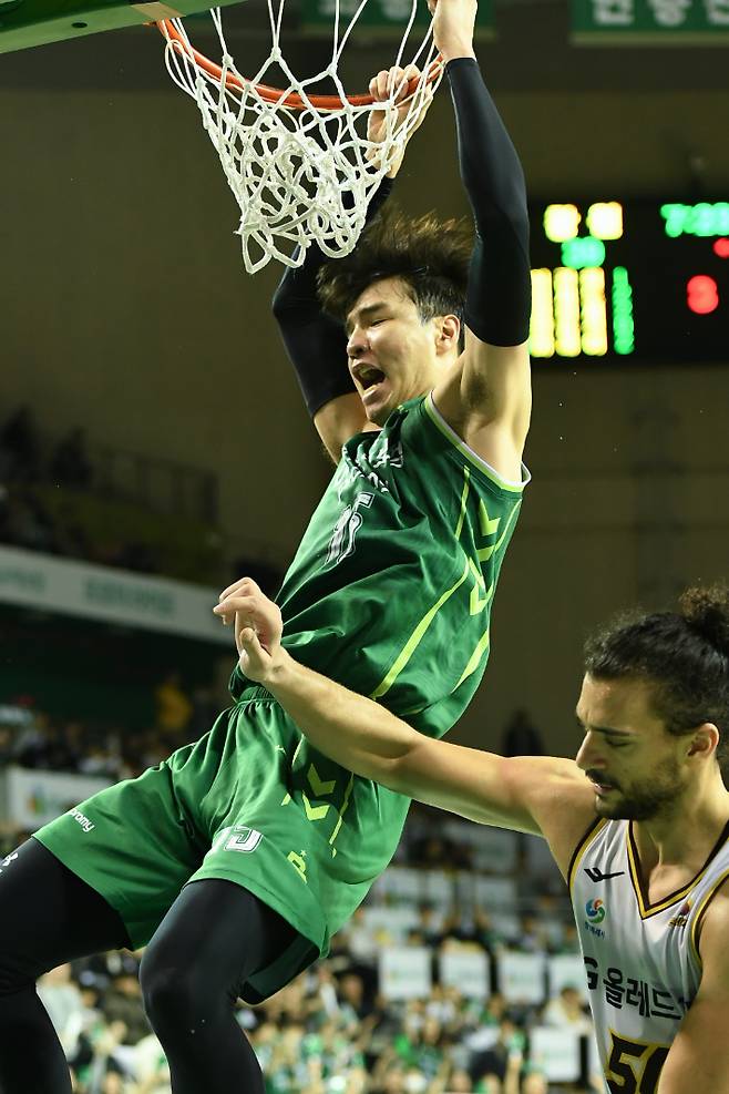 로슨-김종규 활약한 DB, 1-2위 맞대결서 LG 꺾고 선두 질주