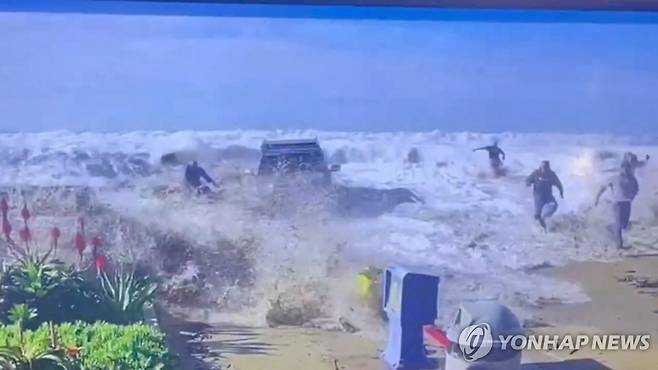 美서부 해변에 집채만한 파도 덮쳐 혼비백산8명 휩쓸려 부상