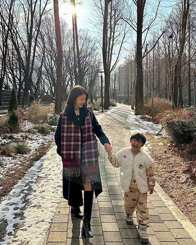 이시영 체크무늬 머플러 코트에 보온과 스타일리쉬 둘다 챙겨 스타픽