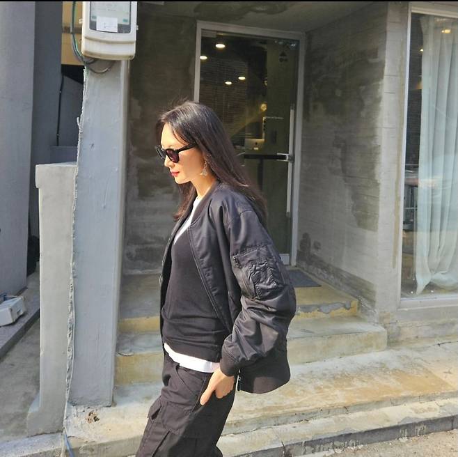 채시라 멋부릴 줄 아는 55세 무결점 미모 힙한 항공 점퍼 카고 팬츠룩 스타와 패션