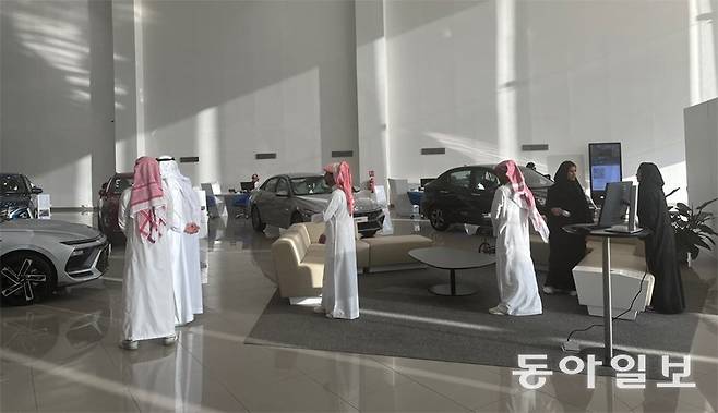 포니 40대로 시작한 중동 車판매 현지생산 등 2030년 55만대”
