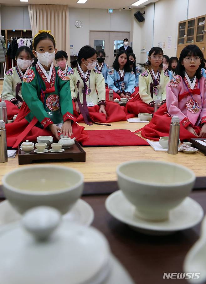 한복 곱게 차려입고 배우는 다도 예절 뉴시스pic