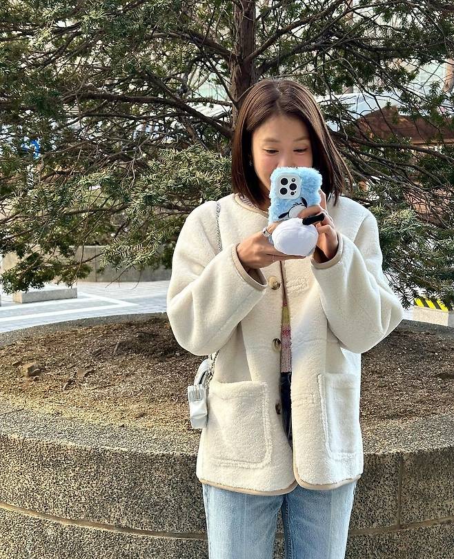 이시영 퍼 코트 청바지 입고 즐거운 나들이 스타와 패션