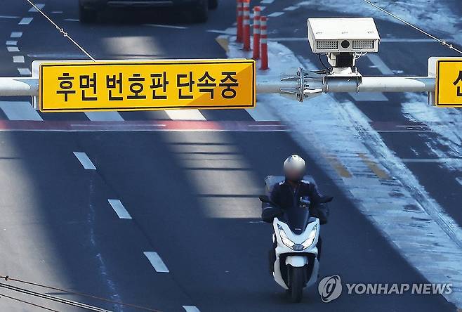 오늘부터 뒷번호판 찍는 카메라로 안전모 안 쓴 이륜차 단속